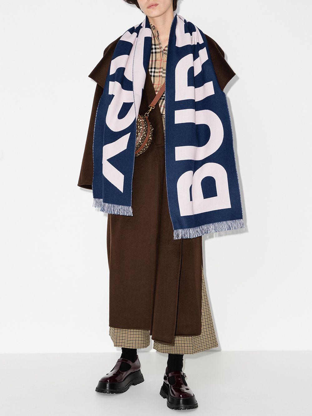 【名牌頸巾】入手後絕不後悔！秋冬必買名牌大Logo頸巾，Burberry、Chanel超搶眼