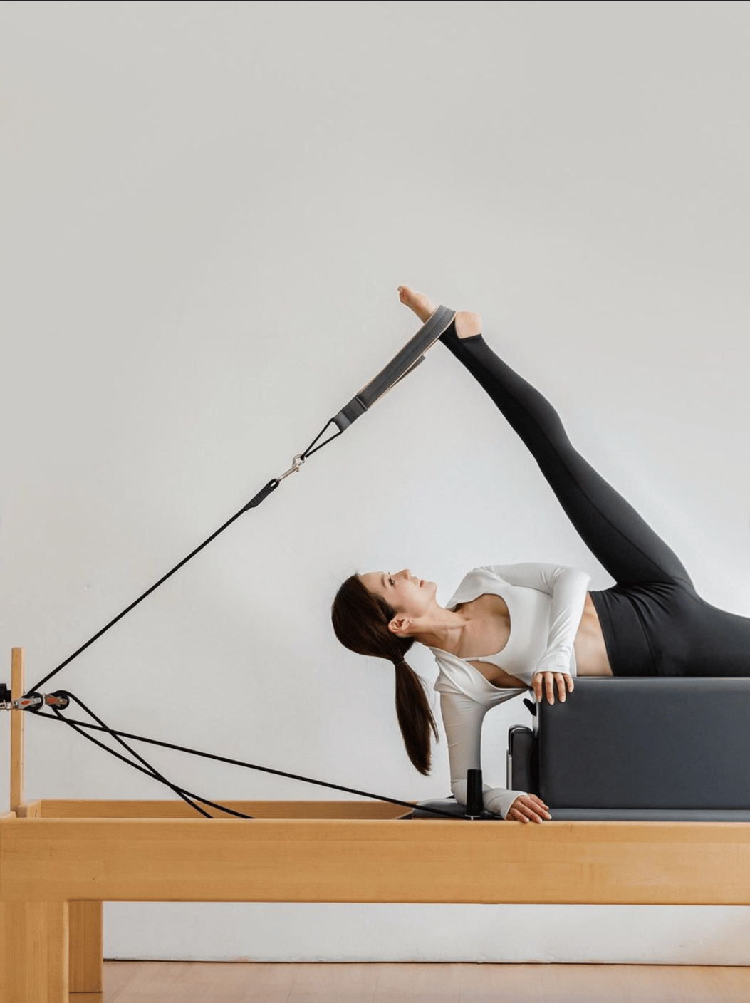 鄧卓殷港姐亞軍轉行做普拉提導師 名校學霸出身入行棄做建築師！